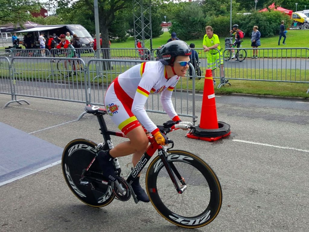 Estejuoksijasta pyöräilijäksi siirtynyt Minna-Maria Kangas oppii koko ...